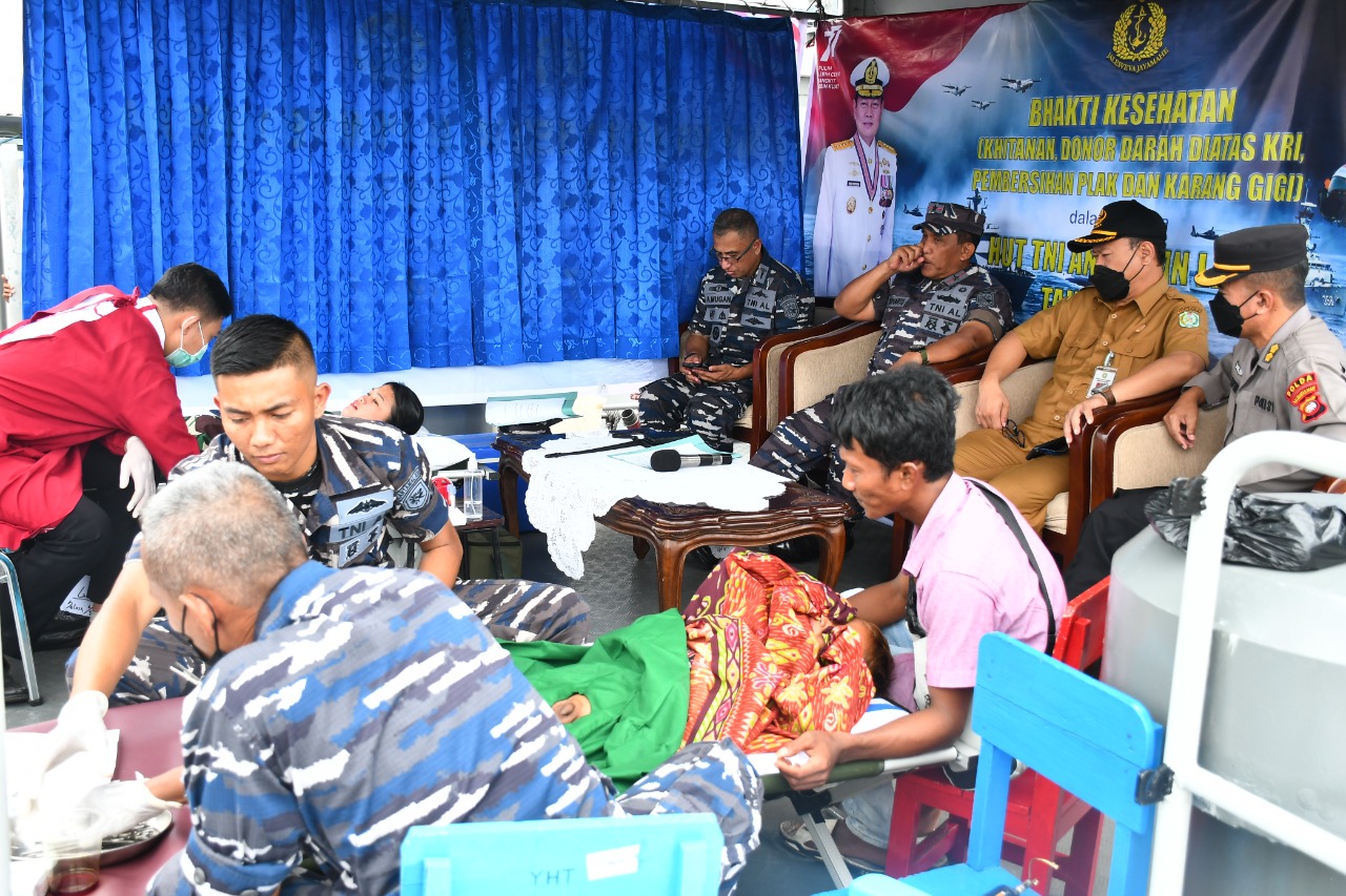 Peringati HUT ke-77 TNI Angkatan Laut, Lantamal XII Gelar Khitanan dan ...