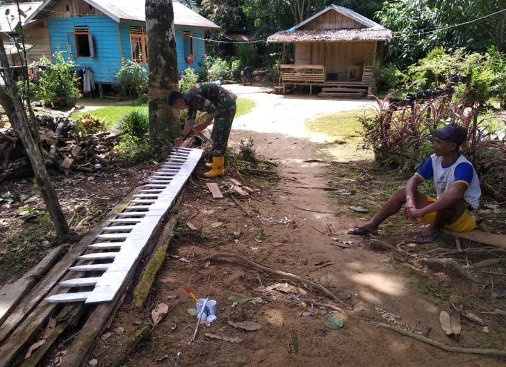 Pembuatan Patok untuk Jalan Desa Danti — Suarapemredkalbar.com