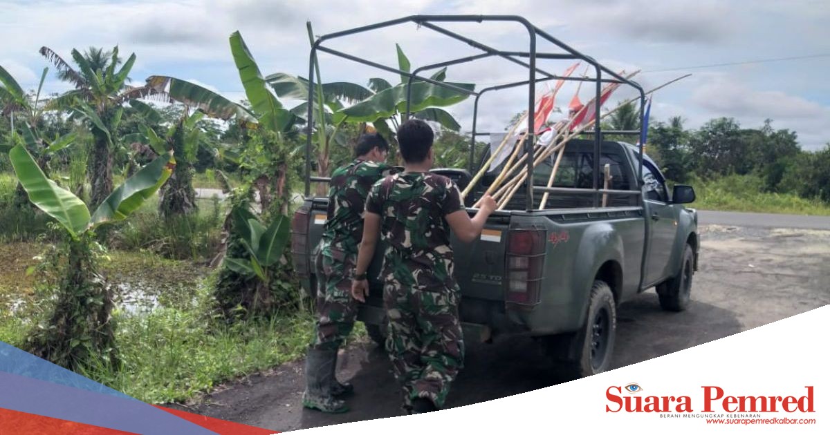 Siapkan Bambu untuk Pasang Umbul-umbul — Suarapemredkalbar.com