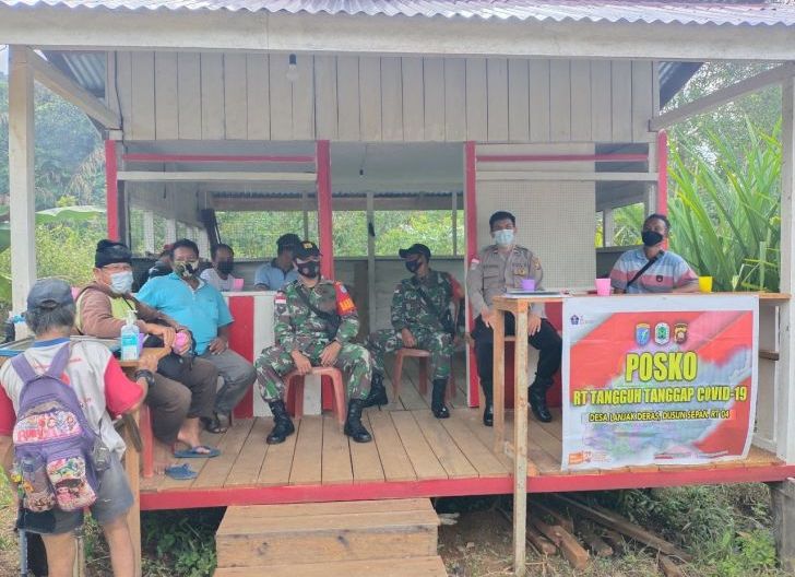 Babinsa Batang Lupas Jaga Simpang Masuk ke Wisata Bukit Babi dengan ...