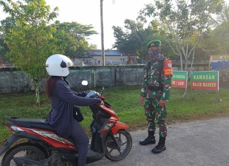 Personel Brigif 19/Kh Bagikan Masker untuk Pengguna Jalan ...