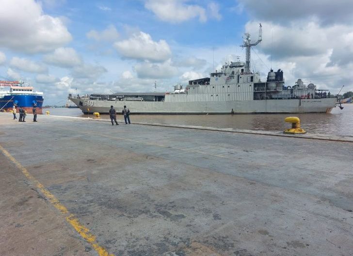 Sandar di Dermaga Pelabuhan Dwikora Pontianak, Prajurit Lantamal XII ...