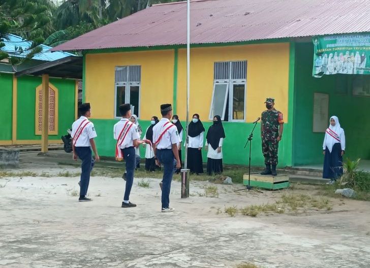 Jadi Pemimpin Upacara, Babinsa Karimunting Berikan Semangat Patriotisme ...