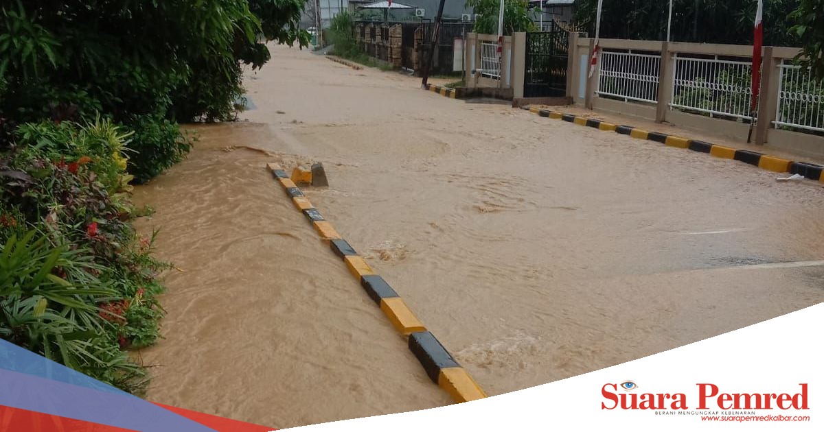 Hujan Lebat, Banjir Genangi Jalan Gunung Sari — Suarapemredkalbar.com
