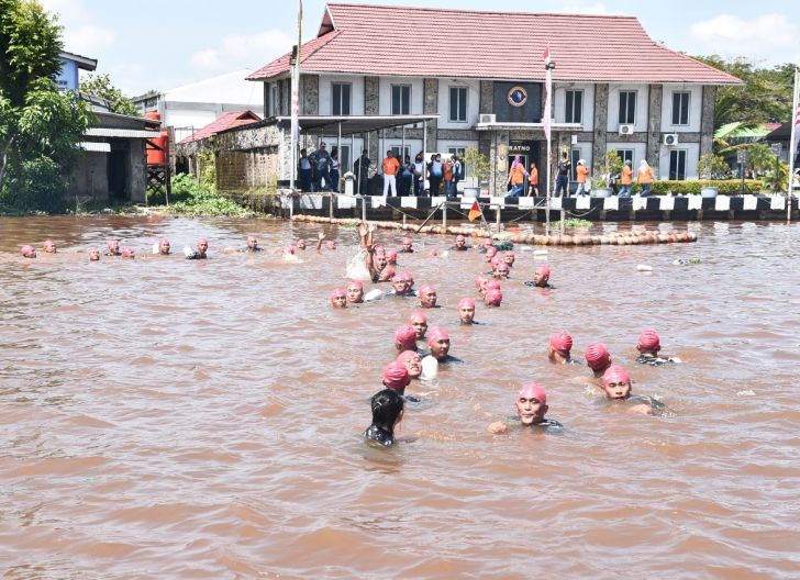 Meriahkan HUT Ke-77 TNI, Lantamal XII Gelar Water Trappen di Sungai ...