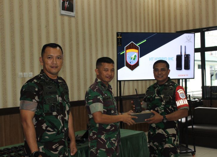 Kodim 1016 Palangka Raya Terima Alkom HT Hybrid EP 821 PRO dari Mabes ...