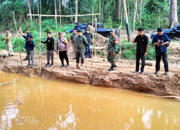 Danramil Tumbang Titi Dampingi Peninjauan Jalan di Wilayah Binaanya ...
