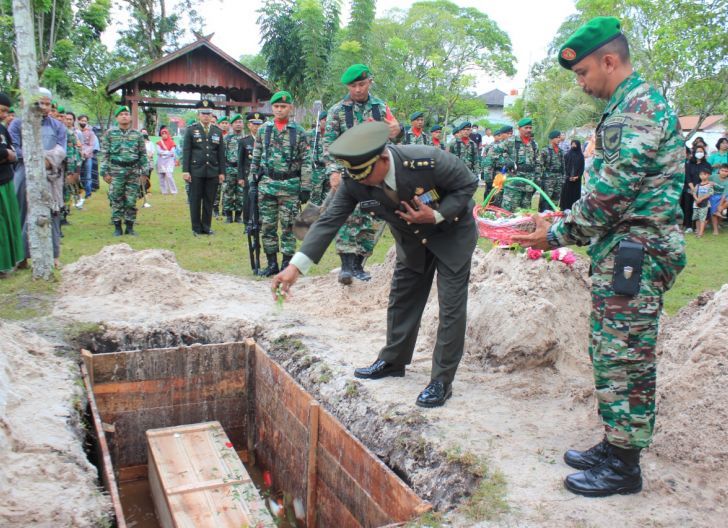 Kasdim Pimpin Upacara Pemakaman Secara Militer Almarhum Sertu Agus ...