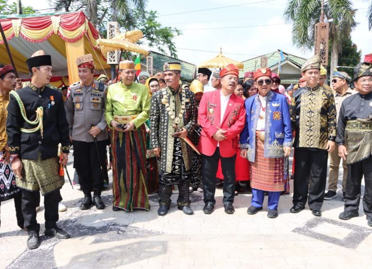Festival Budaya Keraton Paku Negara Tayan dan Ritual Adat Mandi Bedel ...