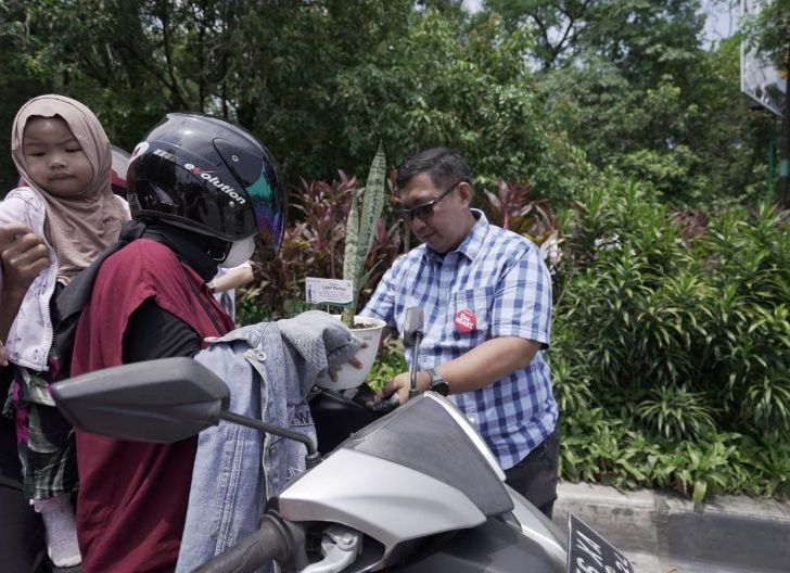 Lukas Ferinata, Kawil Astra Motor Kalbar Pimpim Pembagian Tanaman Lidah ...