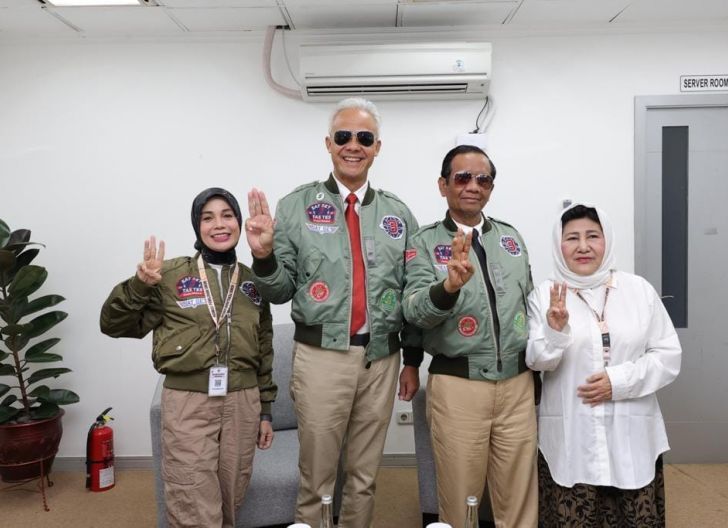 Debat Tema Pertahanan, Ganjar Kenakan Jaket Bomber ala Top Gun ...