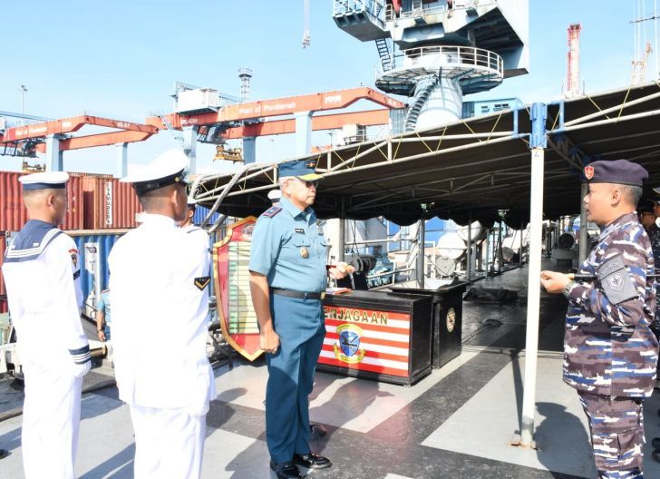 Danlantamal XII Kunjungi KRI Teluk Amboina-503 di Pelabuhan Dwikora ...