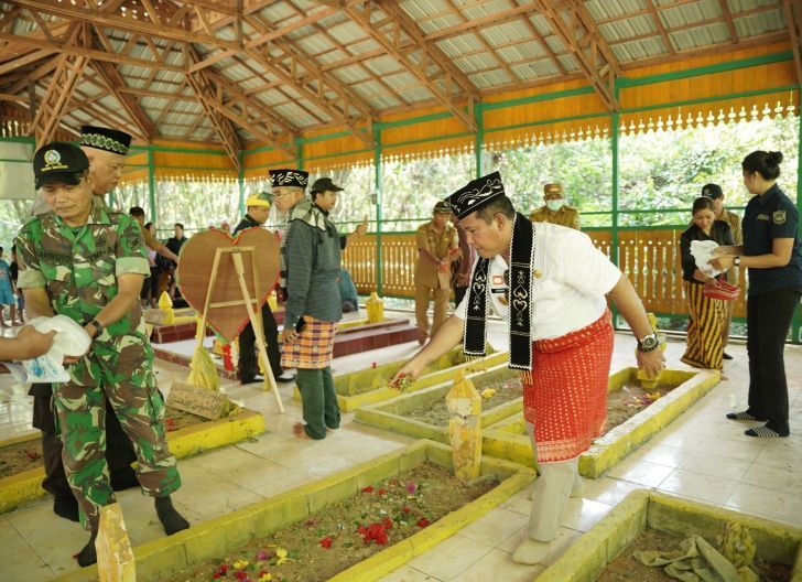 Jelang HUT Sanggau ke-408, Pj Bupati Ziarah Makam Raja-raja di Desa ...
