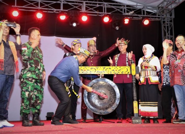 Masyarakat Dayak Singkawang Gelar Gawe Dayak Naik Dango ke XXV ...